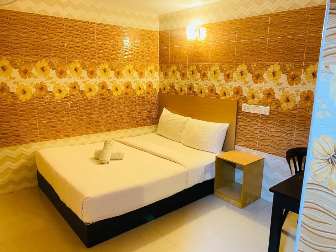 Quarto casal empresarial | Ferros/tábuas de passar roupa, Wi-Fi de cortesia, roupa de cama