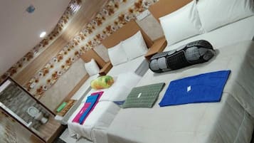 Quarto quádruplo empresarial | Ferros/tábuas de passar roupa, Wi-Fi de cortesia, roupa de cama