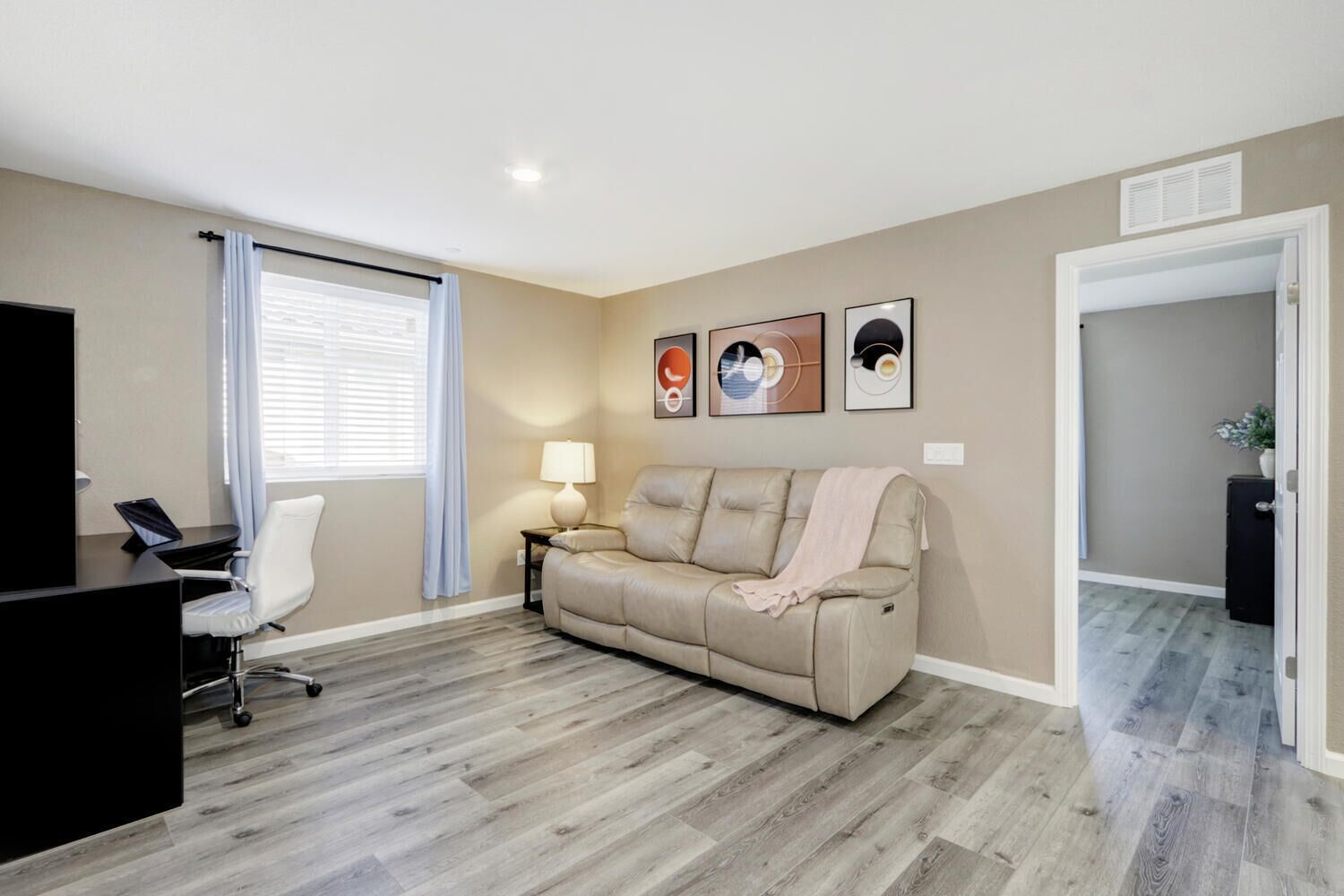 Spacious Modern Family Home - Self Check-in - Elk Grove, CA