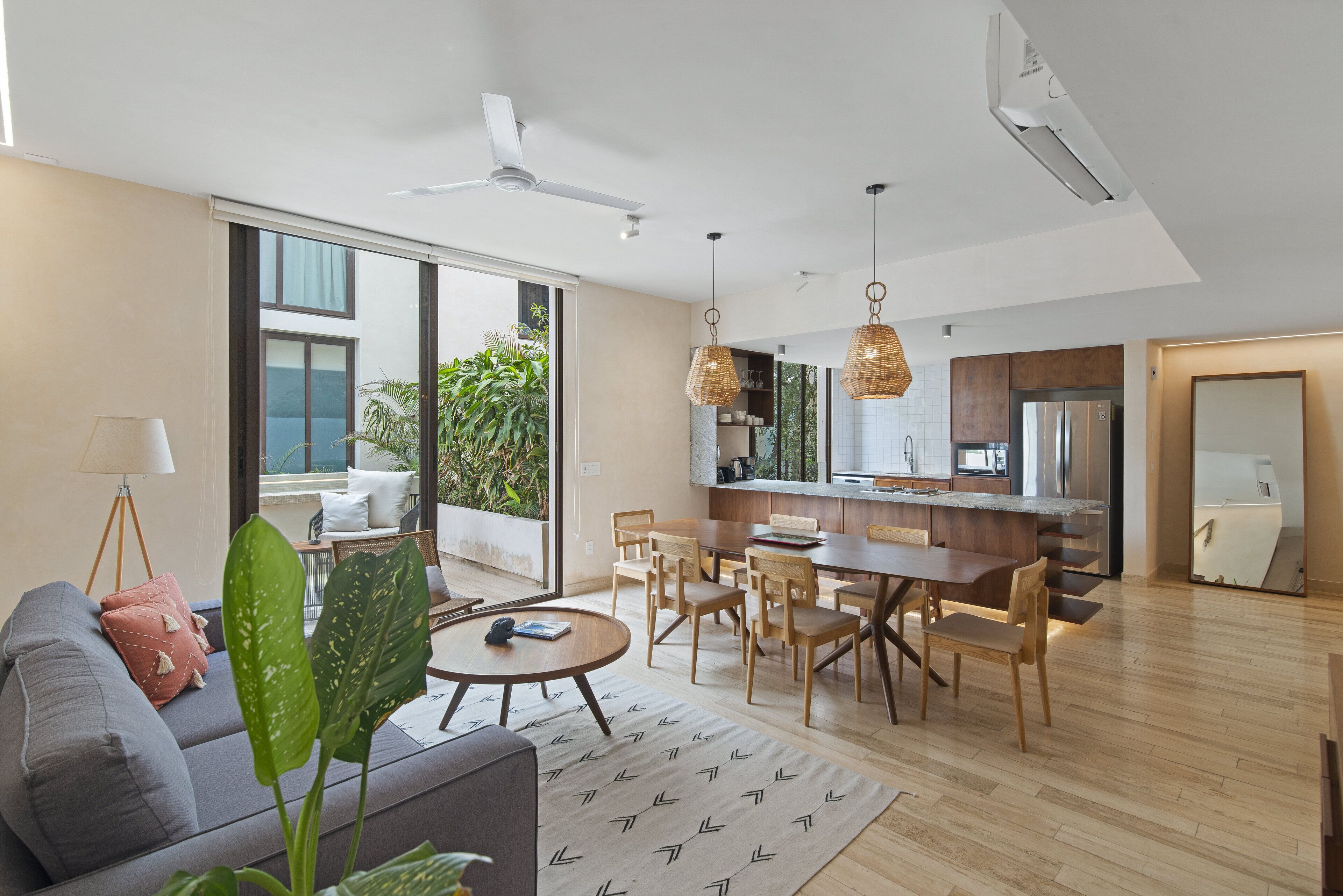 Apartamento Superior, 3 quartos, piscina privativa | Sala de estar | Smart TV de 50 polegadas com canais digitais, televisor 