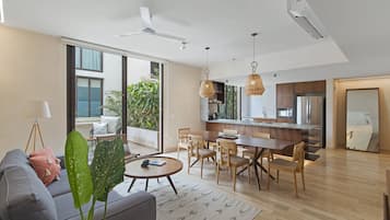 Apartamento Superior, 3 quartos, piscina privativa | Sala de estar | Smart TV de 50 polegadas com canais digitais, televisor