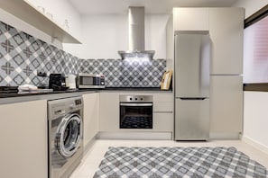 Apartamento Familiar, 1 quarto | Cozinha privada | Um frigorífico/congelador grande, um micro-ondas, um forno 