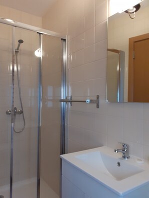 Quarto Quádruplo Básico | Casa de banho | Um polibã, artigos de higiene pessoal grátis, um secador de cabelo 