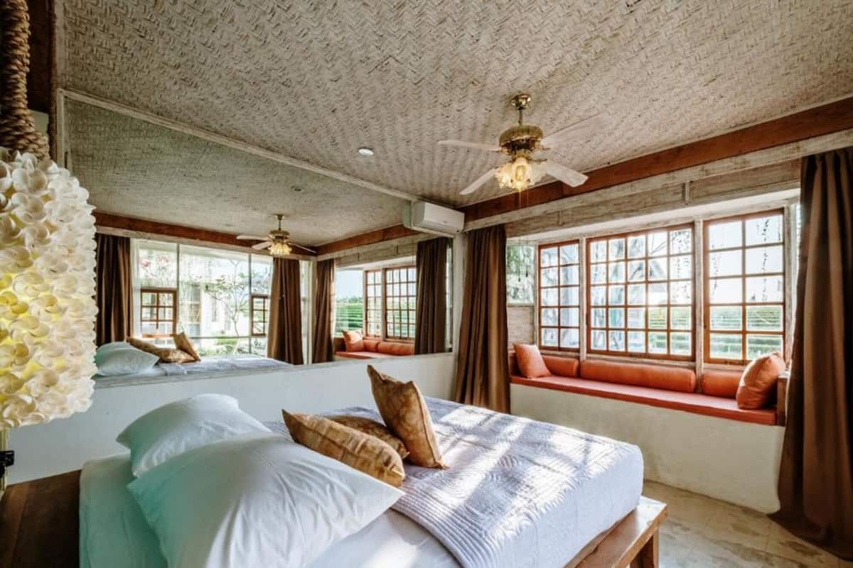 Quarto Deluxe, 1 quarto, vista para a piscina | Cofre no quarto, secretária, Wi-fi grátis, roupa de cama fornecida