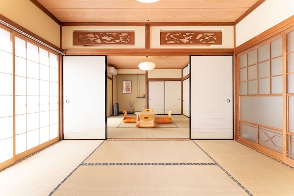 Casa tradicional | 3 quartos, escrivaninha, espaço de trabalho para notebook