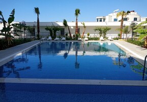 Piscina exterior sazonal, guarda-sóis, espreguiçadeiras 