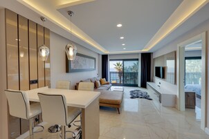 Suite Deluxe | 1 quarto, minibar, cofre no quarto, secretária 