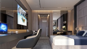 Quarto de hotel moderno com uma cama grande, uma escrivaninha com um laptop, uma cadeira e um espelho amplo.