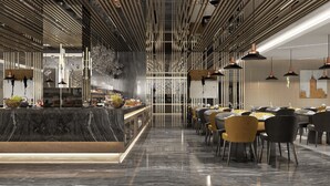 Interior moderno de restaurante com balcão central, teto alto com iluminação linear e chão de mármore.