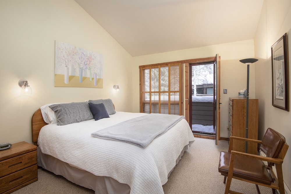 Convenient East Vail 3 Bedroom + Loft Townhome w/ Garage by Gorecreek ...