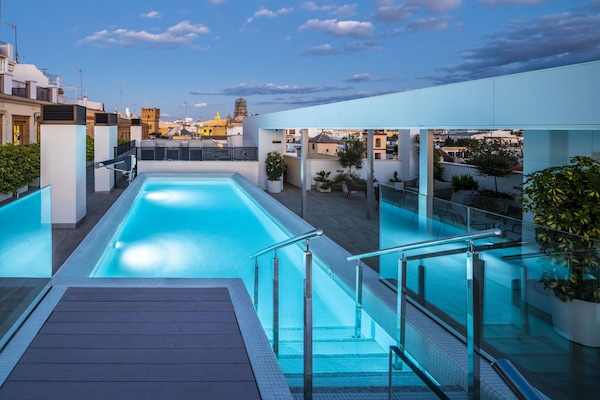 Piscina externa sazonal, funciona das 9h30 às 20h, guarda-sóis