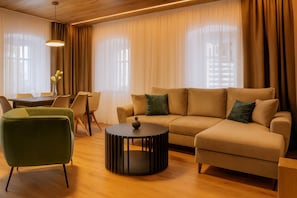 Apartamento Familiar, 2 quartos, junto à montanha | Sala de estar | Smart TV de 170 de cm com canais via satélite, televisor, lareira 
