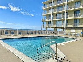 Piscina exterior, espreguiçadeiras