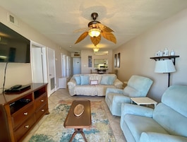 Apartamento em Condomínio Fechado, 2 quartos, varanda, vista parcial para o oceano | Sala de estar | Televisor de ecrã plano de 50 polegadas com canais por cabo, televisor