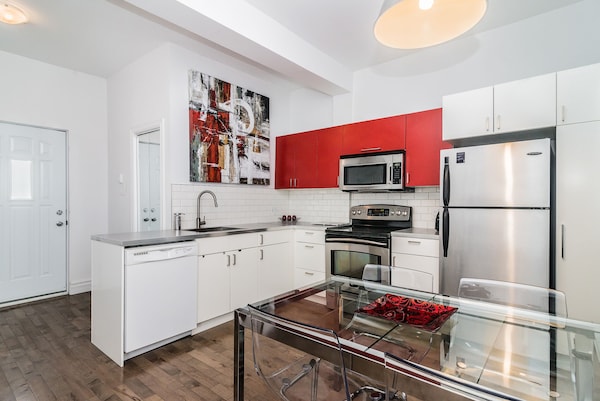 Luxurious Cottage Old Port& Downtown 2 Bdrms 2-parking Spaces Right Behind House - Montréal, QC