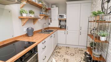 Casa de Campo | Cozinha privada | Uma máquina de lavar louça, utensílios de cozinha