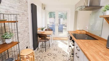 Casa de Campo | Cozinha privada | Uma máquina de lavar louça, utensílios de cozinha