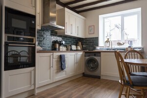 Geladeira, lava-louças, talheres/pratos/utensílios de cozinha