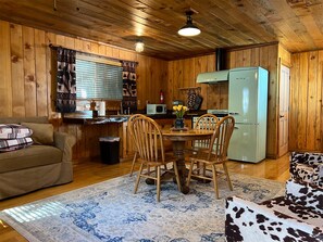 Cabana de Madeira Clássica, 1 cama queen-size e sofá-cama, kitchenette | Wi-fi, roupa de cama fornecida