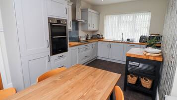 Uma máquina de lavar louça, utensílios de cozinha