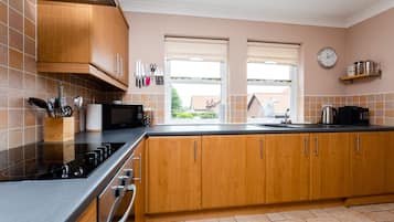 Casa de Campo | Cozinha privada | Um frigorífico, uma máquina de lavar louça, utensílios de cozinha