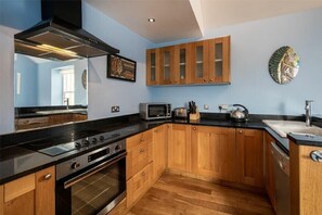 Geladeira, lava-louças, talheres/pratos/utensílios de cozinha