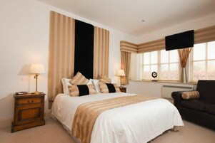 5 quartos, com decoração personalizada, com mobília individualizada 