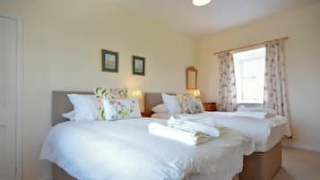 2 quartos, com decoração personalizada, com mobília individualizada