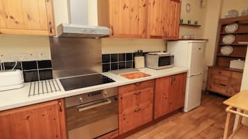 Casa de Campo | Cozinha privada | Um frigorífico, utensílios de cozinha