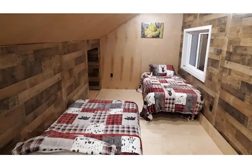 Shipping Container Cabin Forest Retreat For 1-4 - Camp Nelson, CA