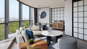 Uma sala de estar moderna com teto curvo, amplas janelas com vista para a cidade, uma mesa de centro redonda e um sofá com almofadas estampadas.
