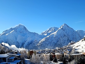 Cofres nos quartos, individualmente decorados, berços grátis