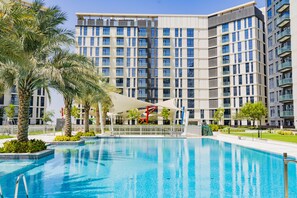 Piscina externa, funciona das 6h às 22h, guarda-sóis, espreguiçadeiras