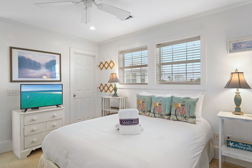 Beachy Keen - Gulf Views, Crystal Beach, Private + Community Pool, Pet ...