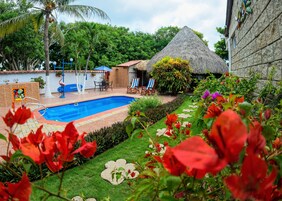 Piscina externa, guarda-sóis, espreguiçadeiras