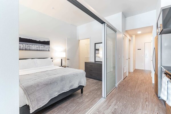 Modern 1br 1ba - Long Term Gym Parking Redmond Dt - Redmond, WA