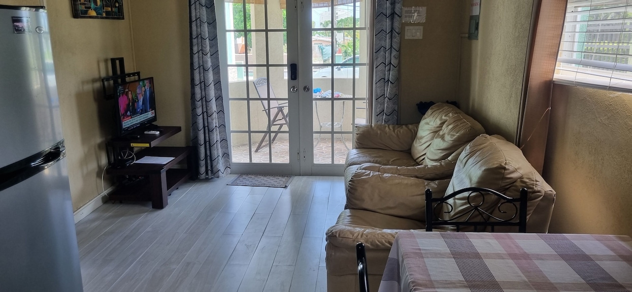 Beautiful Air Conditioned Cottage - Barbados