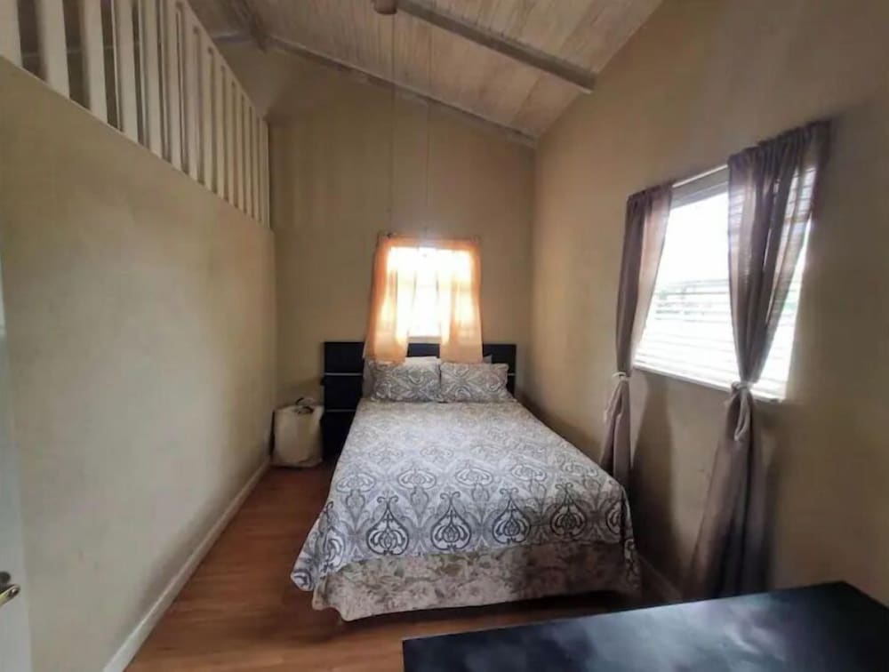 Beautiful Air Conditioned Cottage - Barbados