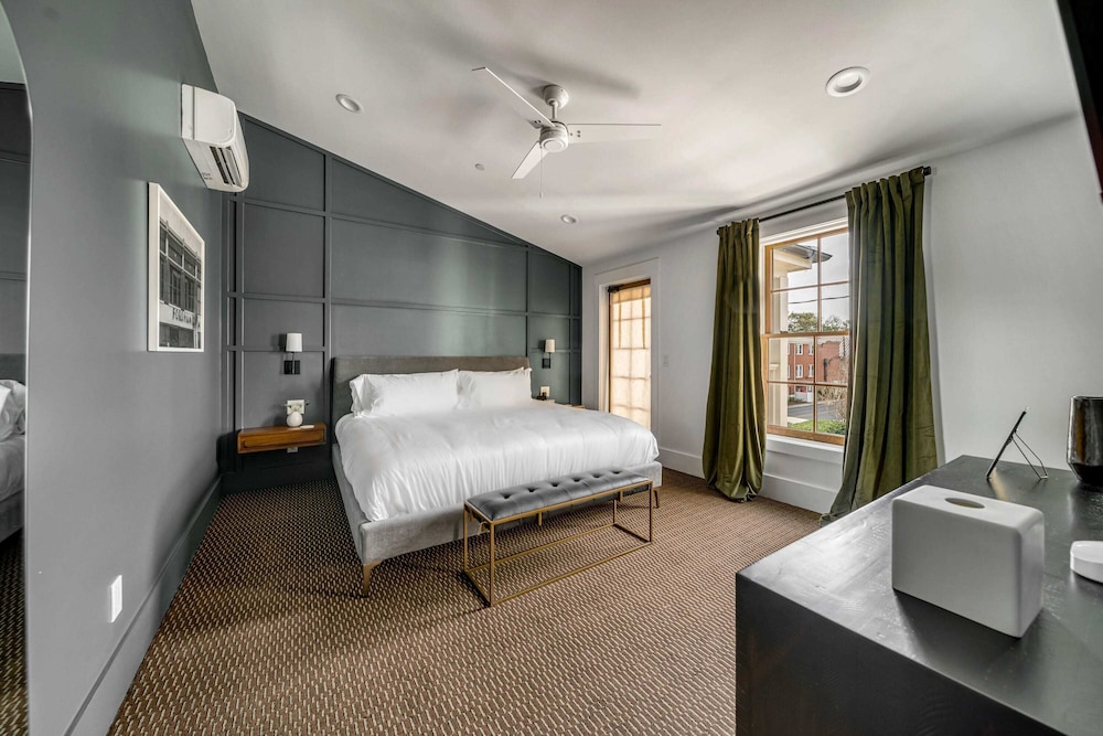 Superior King Room At The Emerald - Seabrook, SC