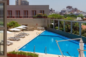 Piscina externa sazonal, guarda-sóis, espreguiçadeiras