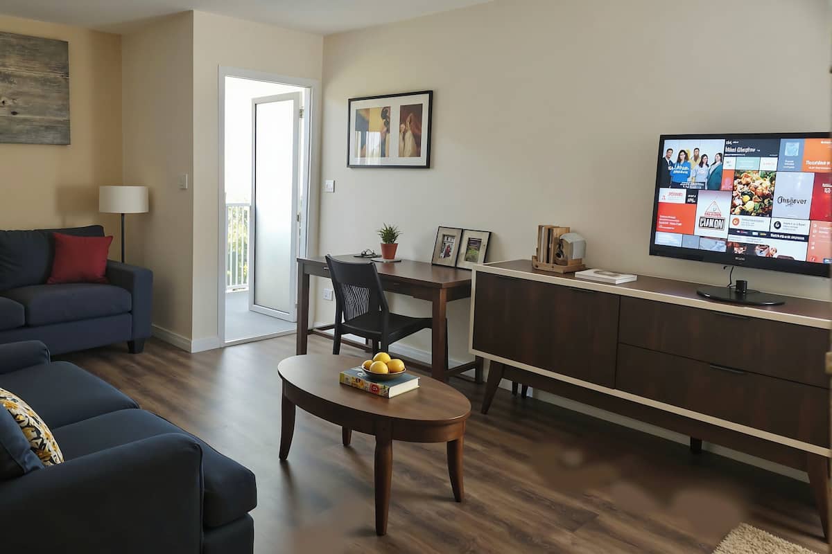 Apartamento Deluxe, 2 quartos | Sala de estar | Televisor de 55 polegadas com canais por cabo, Netflix