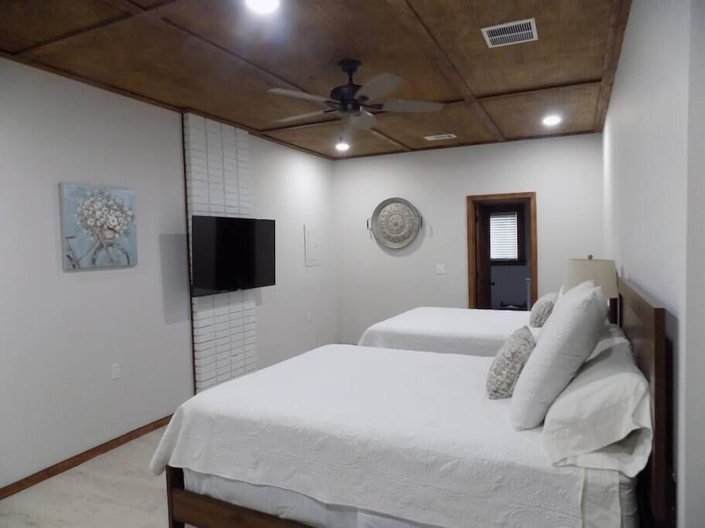 Bay Cottage Retreat on the Canal - Bellview | Vrbo