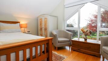 1 quarto, com decoração personalizada, com mobília individualizada