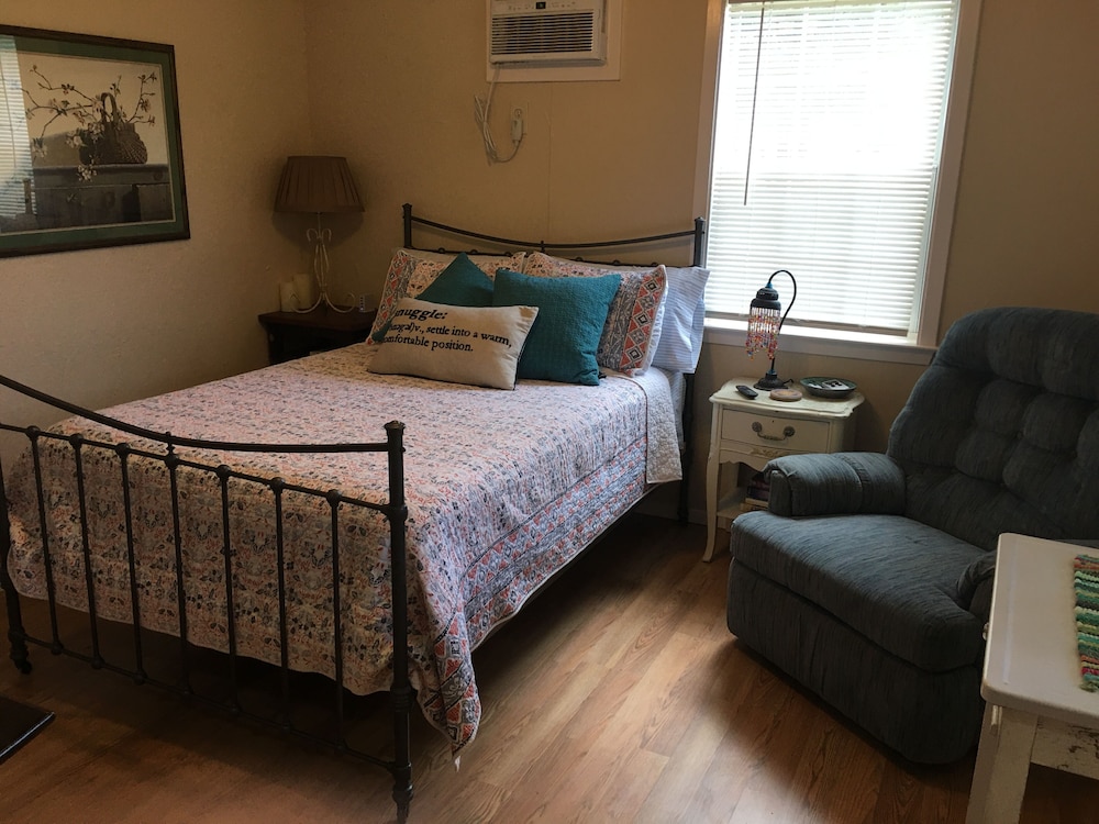 Cozy Cabin By The Pond - Lufkin, TX
