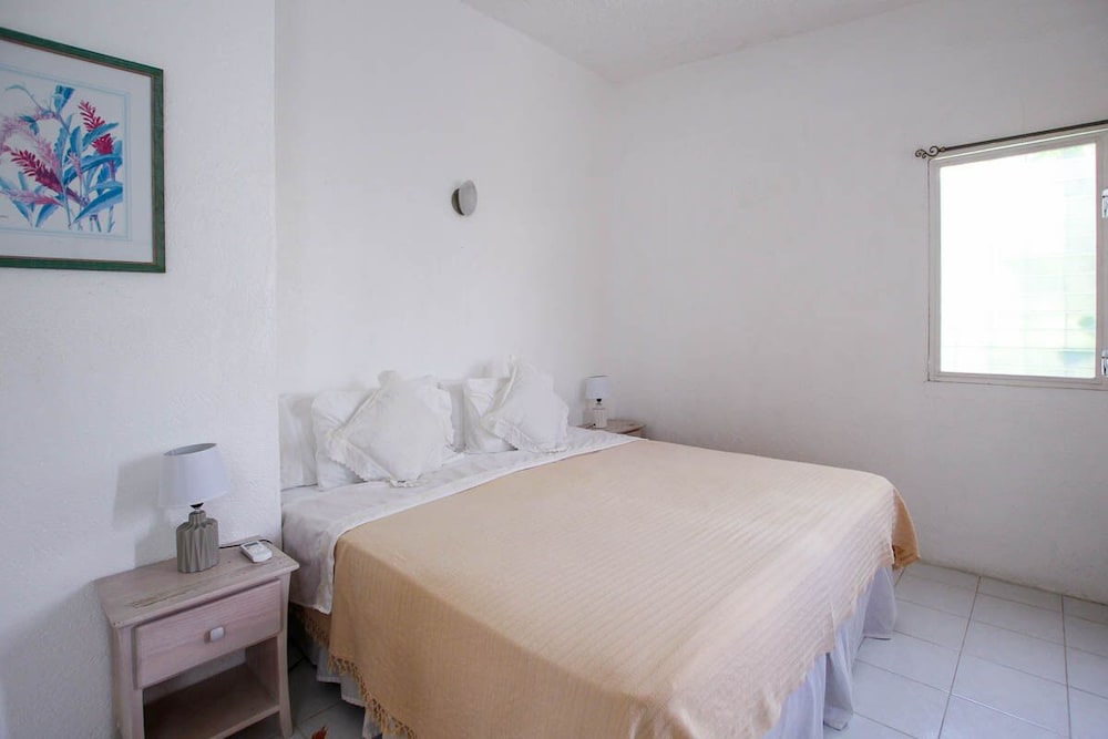 2 Minute Walk To Beach & Pool - Casual 2-bed House - Barbados
