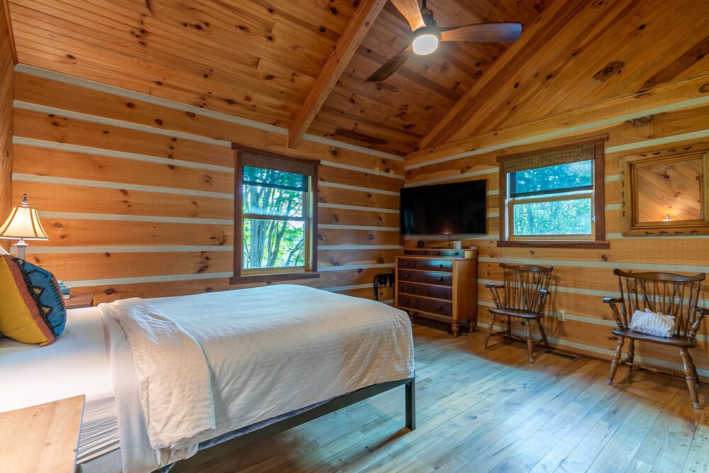 Grand Vista Lodge: Huge Cabin 5min to W. Jefferson Downtown w/ Views ...