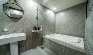 Quarto Twin (Gold) | Casa de banho | Um polibã e uma banheira separados, artigos de higiene pessoal grátis 