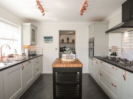 Geladeira, lava-louças, chaleira elétrica, torradeira