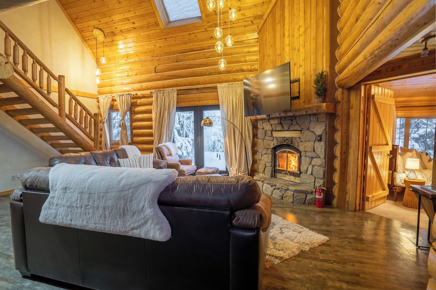 Luxury Aurora Lodge W/ Jacuzzi & Sauna 3 Miles From Fairbanks! - Alaska