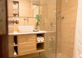 Quarto standard | Banheiro | Produtos de toalete grátis, roupões de banho, bidê, toalhas de banho